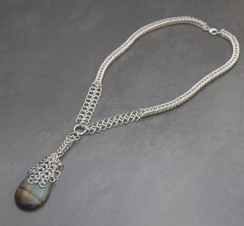 Sterling sølv chain maille halskæde med tigerøje; foto: Kylie Jones.