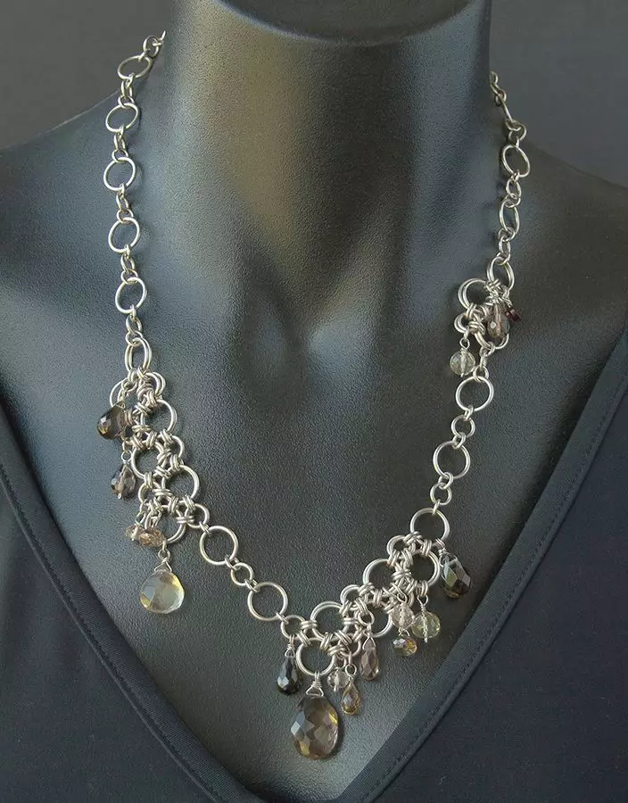 citrine quartz, smoky quartz, සහ garnet සමග අලංකාර කරන ලද chain maille මාලය; ඡායාරූපය: කයිලි ජෝන්ස්.