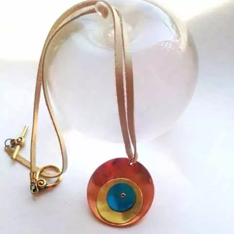 Lapidary Journal Jewelry Artist, тенденции в бижутата от кожа.