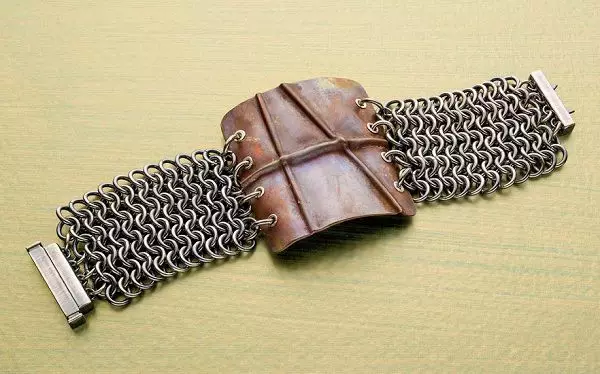 Fabricación de joyas de malla de cadena con detalles metálicos plegados