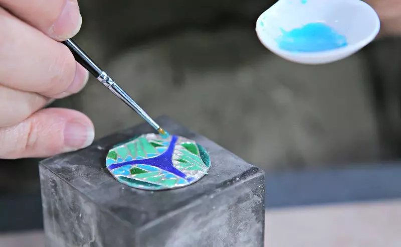 Jackie Truty creando un deseño cloisonné de arxila metálica