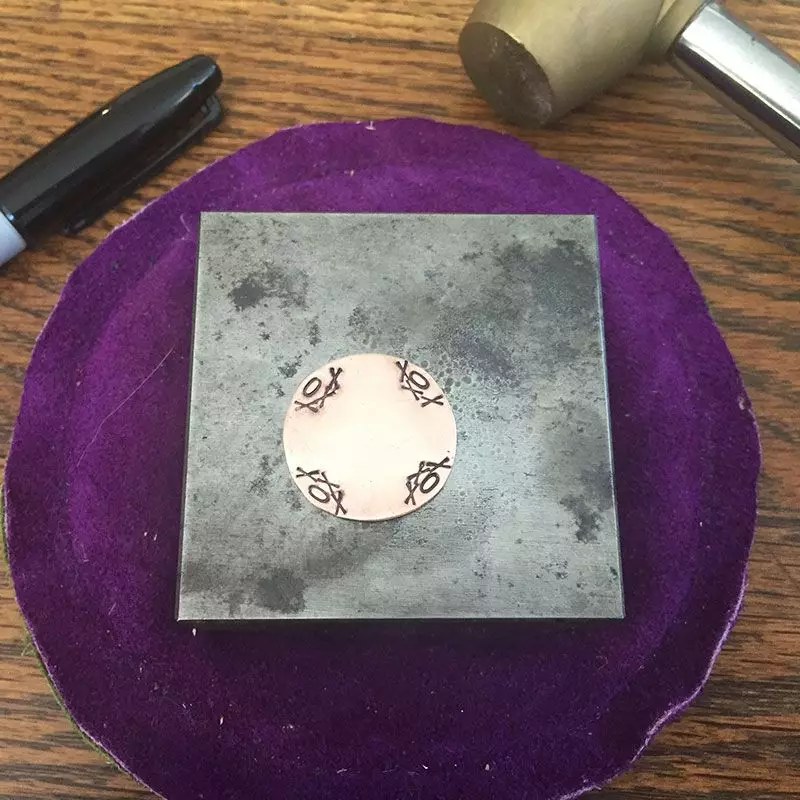 Stampim metalik: Mandala kreative të bëra me pulla alfabeti