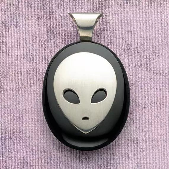 Van valaki kint? Onyx Alien Jewelry Design by Roger Halas