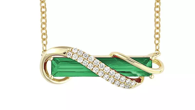 A fehérarany gyémántok örvénye kiemeli ennek a hosszú, keskeny, Chatham által készített smaragdnak a szokatlan, vízszintes tájolását. A fénykép Chatham jóvoltából.