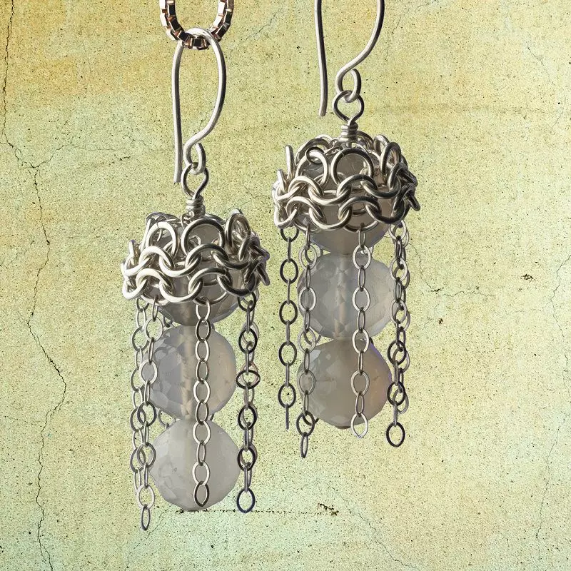 Creazione di gioielli in maglia stile ruggente stile anni '20: crea orecchini a catena danzanti con pietre di luna