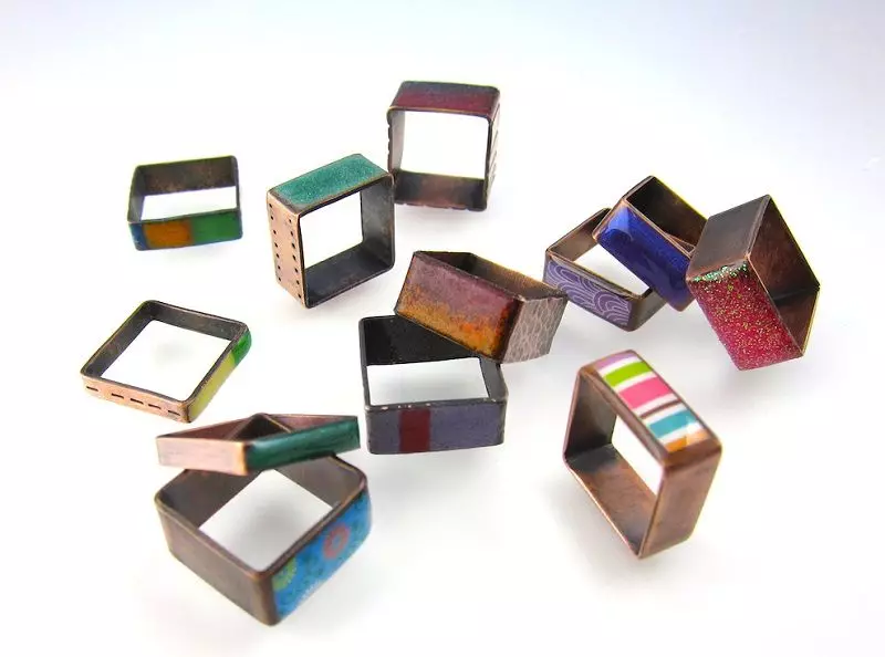 Rame colorato: crea anelli quadrati usando smalto o resina e tubi di rame per negozi di ferramenta
