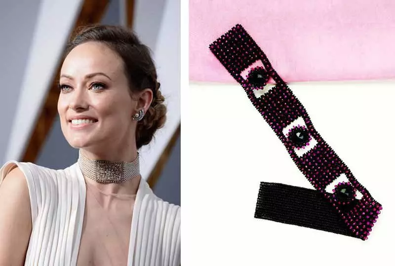 Lipoti Fa'asologa o Mea'ai ma Poloketi Fuafua Beaded Choker Necklace. Fai le va'aiga o le Midnight Masquerade i se pa'u lanu mama e fa'ata'ita'i ai le kapeta mumu aulelei a Olivia Wilde.