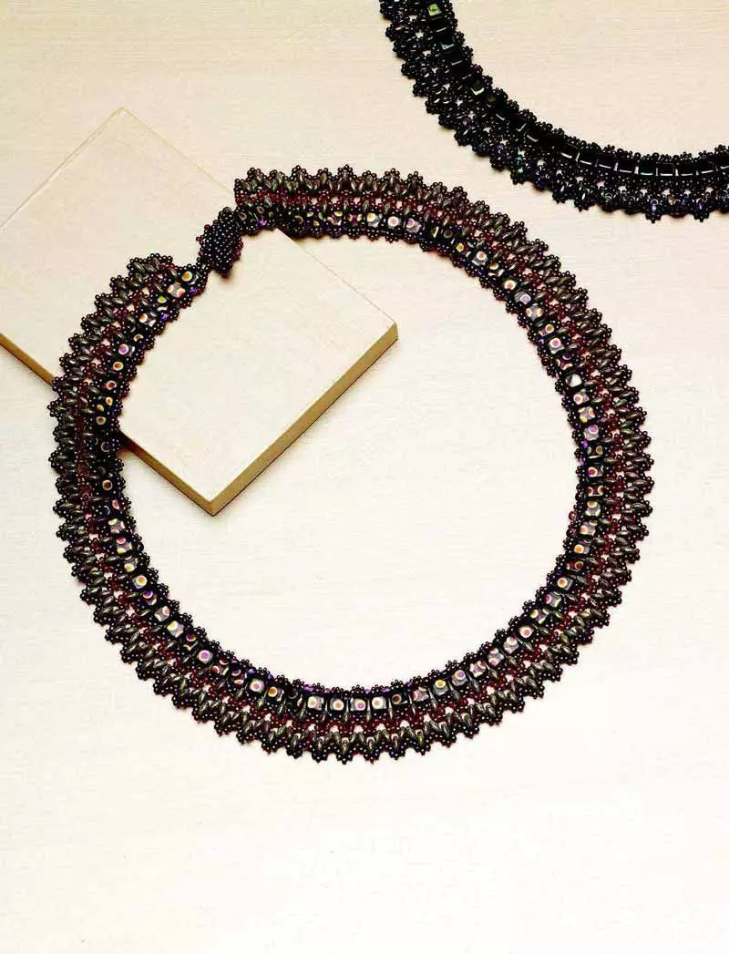 Report sa Mga Trend sa Alahas ug Mga Proyekto sa Libre nga Beaded Choker Necklace. Ang Icelandia Necklace right-angle-weave nga disenyo sa kwintas naglakip sa netting, flat peyote stitch ug picot techniques.