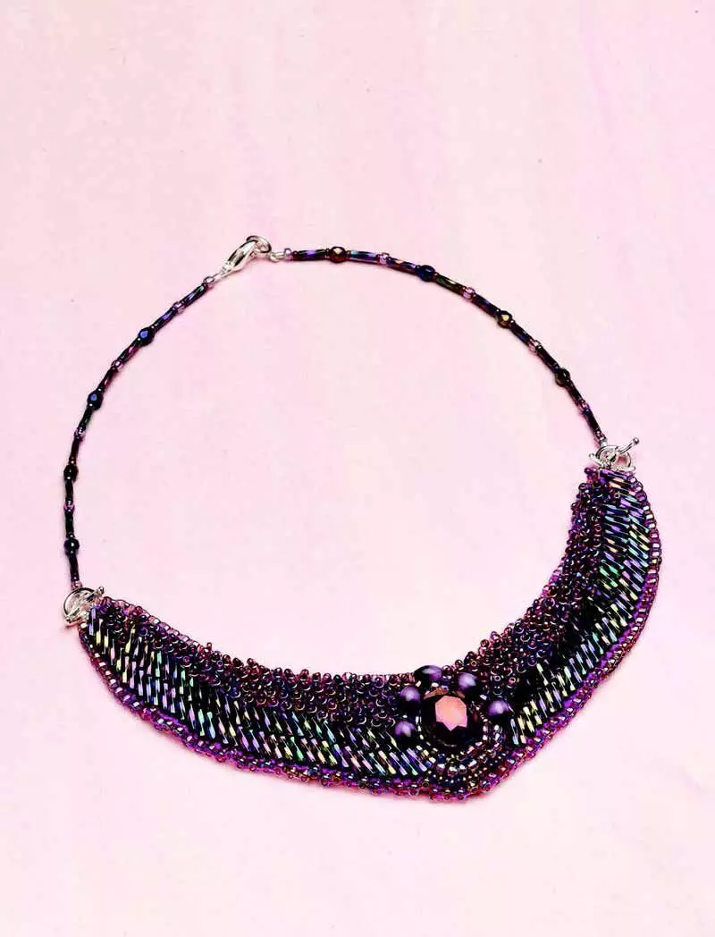 زيورن جي رجحانات جي رپورٽ ۽ مفت بيڊڊ چاڪر نيکليس پروجيڪٽ. Aurora Borealis Collar iridescent seed beads, bugle beads, fire-palished rounds, and a crystal focal for a awe-spiring effect.