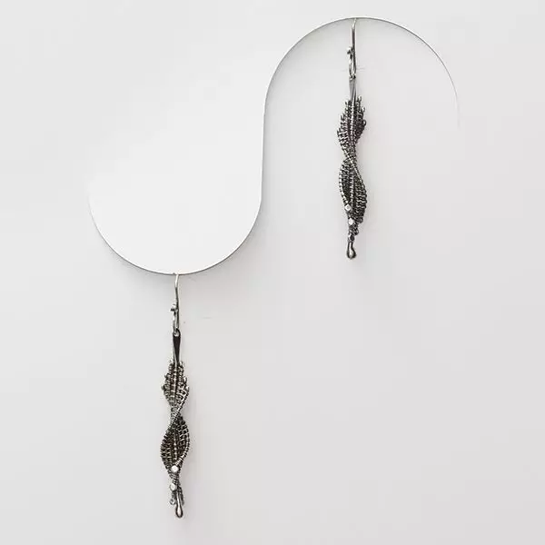 xoias de arame: pendentes de dobre hélice de Woven in Wire de Sarah Thompson