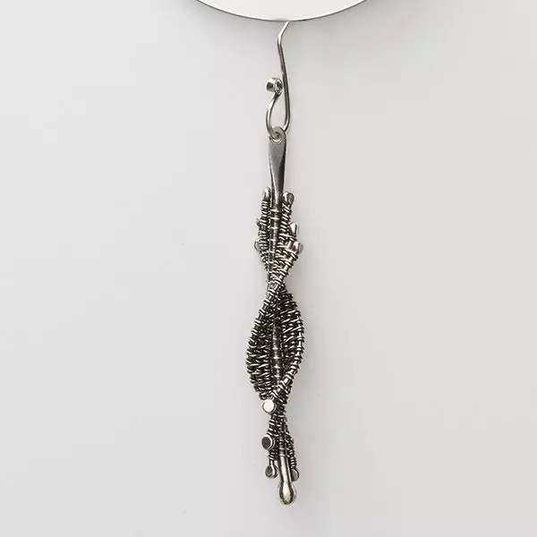trang sức dây: Đôi hoa tai Helix từ Woven in Wire của Sarah Thompson