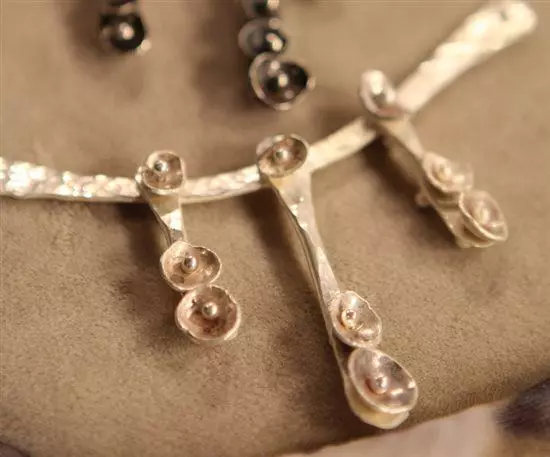 правите тапкане дизајне накита од рециклираног сребра