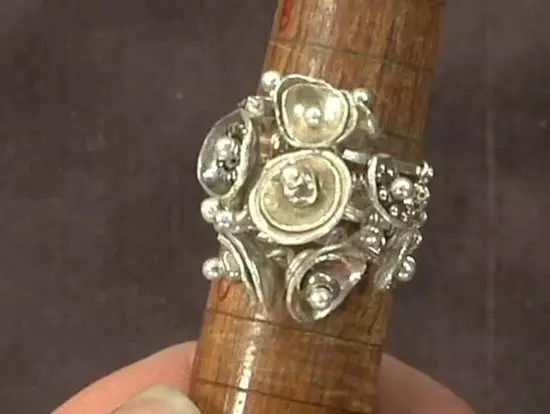 škvrnitý koktailový prsteň vyrobený z drôtu a recyklovaného striebra