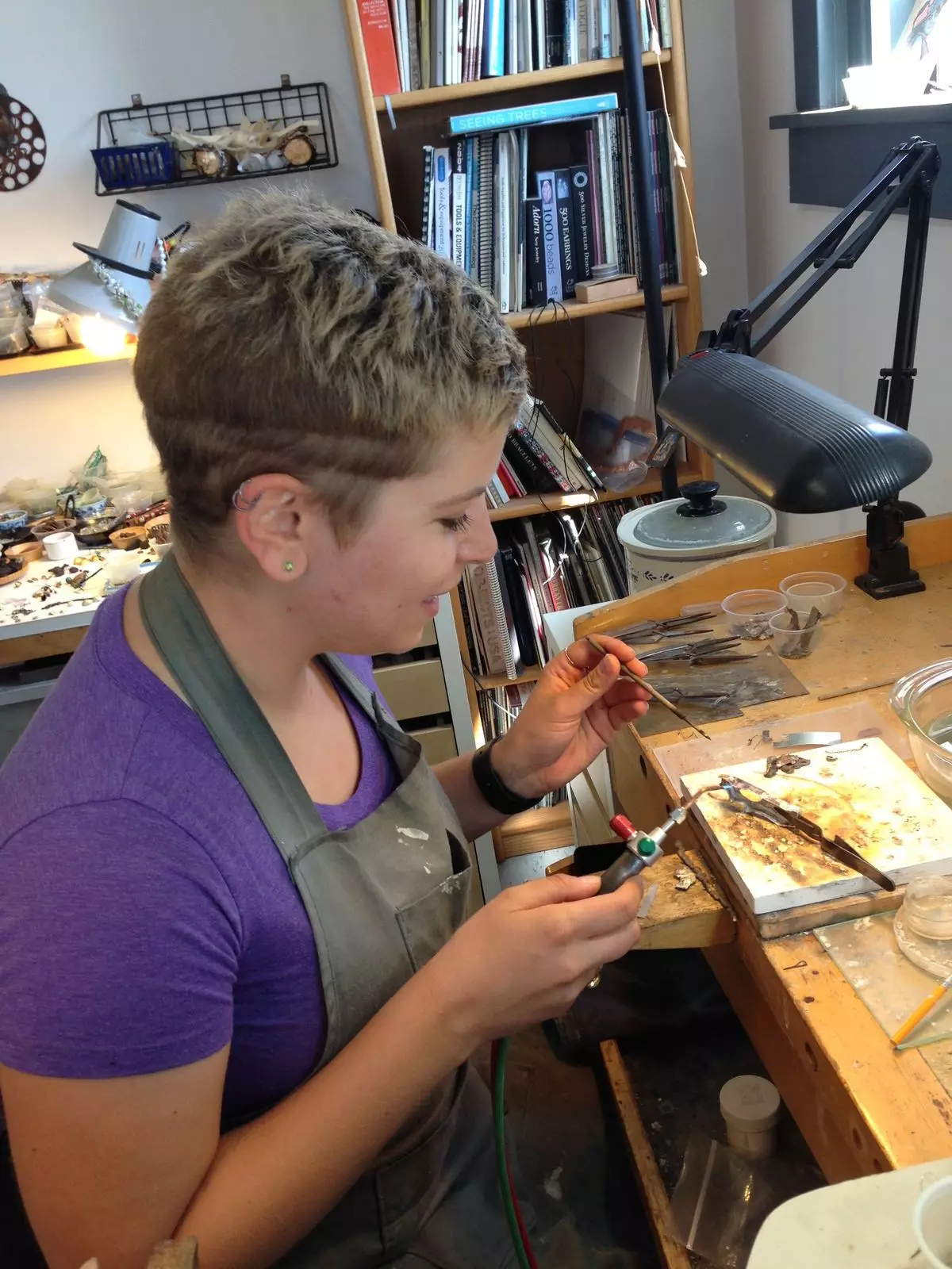 L'aprenent Nina Hartman treballa a l'estudi de Micki Lippe, el seu mentor. Foto cortesia de Micki Lippe.