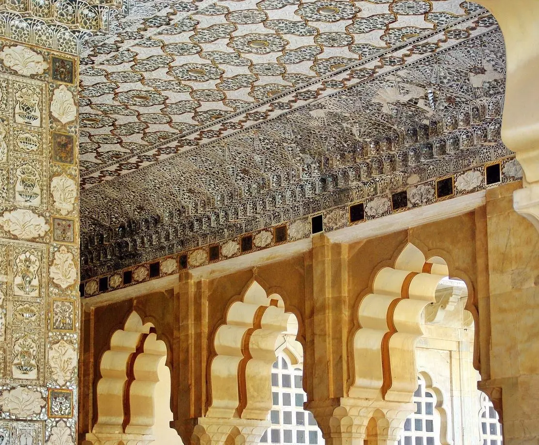天花板上的银色可以是精美的，这正是您想要的：琥珀色天花板镶嵌银色，印度拉贾斯坦；照片：阿尔伯特·德泽特/Pixabay