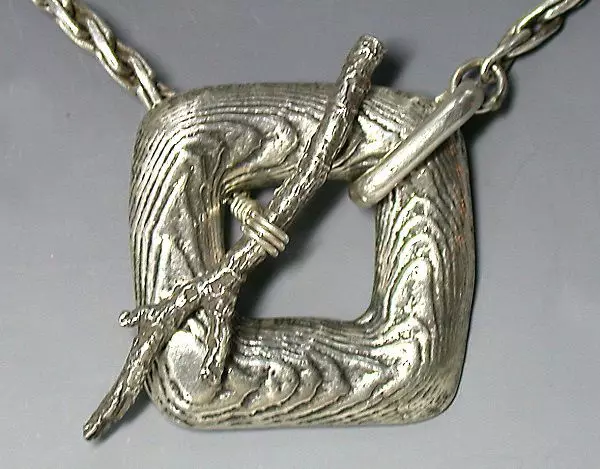 Noël Yovovich 的铸造树枝肘节扣，是她的视频“珠宝制造商快速铸造”中的几个设计之一；照片：由艺术家提供