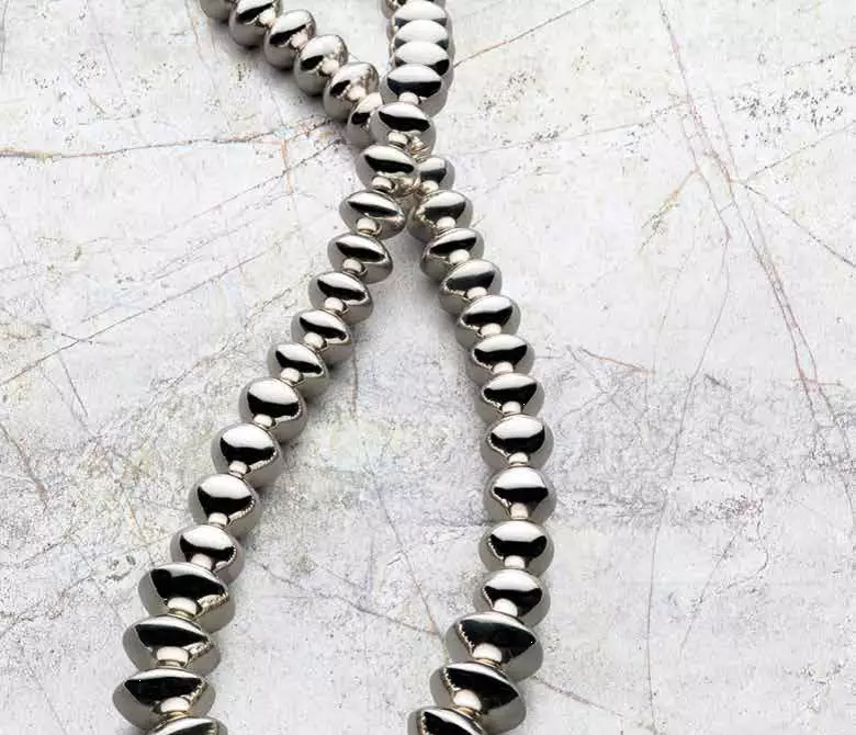 Michael Anthony Cheatham 在 Lapidary Journal Jewelry Artist 2018 年 3 月/4 月向读者展示了如何手工制作这些纯银珠子，但您也可以铸造珠子；照片：吉姆·劳森