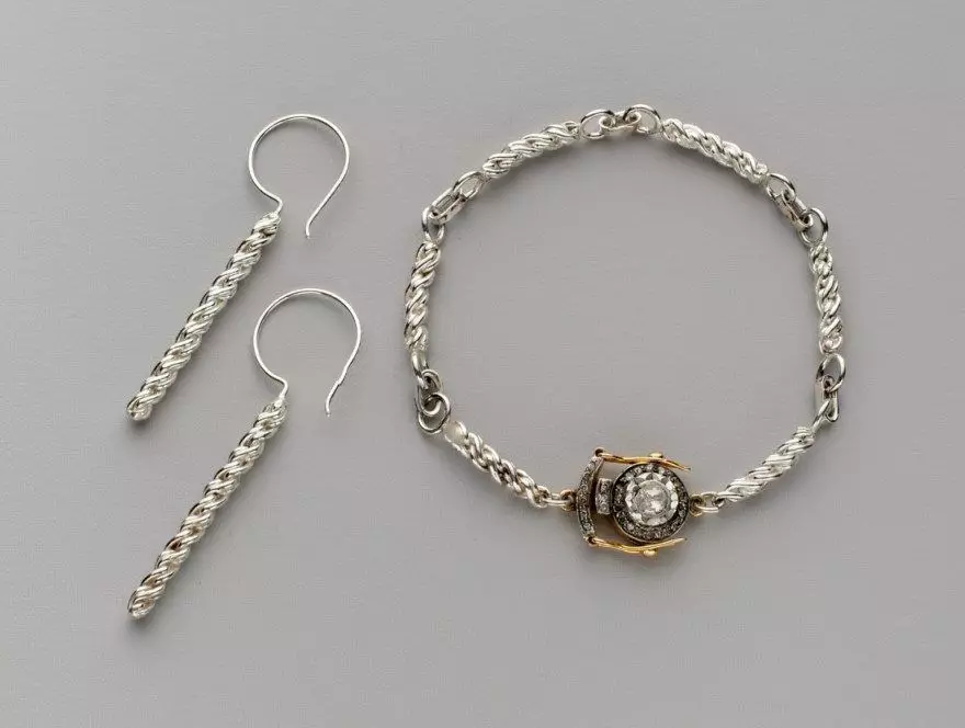 A pulseira e os pendentes de ligazón de Betsy Lehndorff de Chain Effect en Lapidary Journal Jewelry Artist marzo/abril de 2019; foto: Jim Lawson