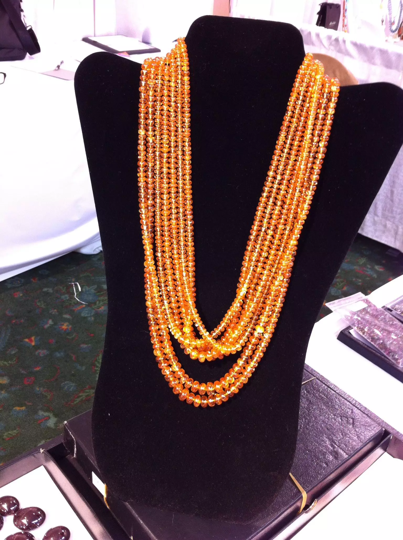 Non posso rinunciare all'arancione, quindi ovviamente, un paio di anni fa a Tucson, ho dovuto scattare una foto di questa collana multifilo di perline spessartine di Mahey Gems & Jewellery Ltd; foto: M. White