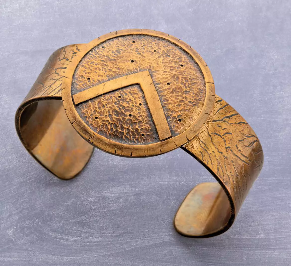 De Roger Halas féiert Iech duerch dës Bronze Spartan Cuff ze maachen, en Hommage un d'Champions vum antike Griicheland. Roger enthält wéi de Bracelet déi Schluechtgehärt Uewerfläch ze ginn - super, einfach Techniken fir Äert Metal ze texturéieren, och wann Dir net esou e Kampffäegkeet proposéiere wëllt; Foto: Jim Lawson