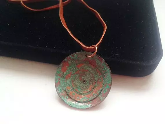 Dzidza Zvishongo Kuita Unyanzvi Humwe Panguva. Riveted pendant ine natural patina.