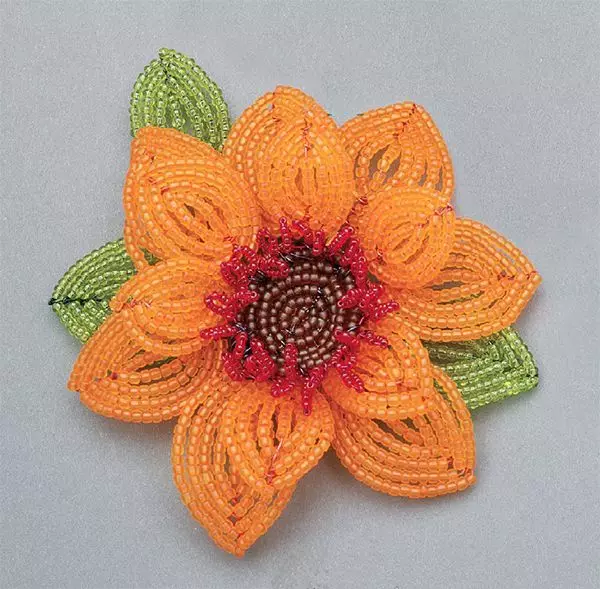 Pin Daisy oleh Maryann Patterson-Curls, teknik bunga manik-manik Prancis.