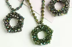 Wie man das kubische rechtwinklige Weben beim Perlen auf die RICHTIGE Weise macht, und Sie werden in der Lage sein, Perlenschmuck wie diese kubischen rechtwinkligen Perlenketten herzustellen.