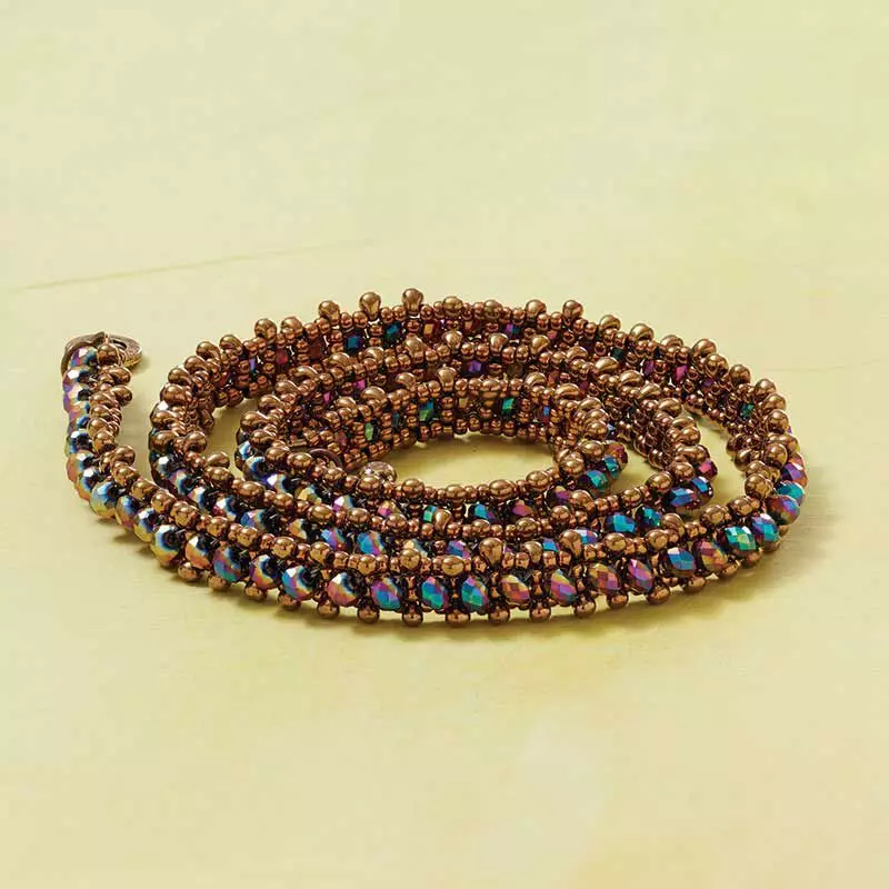 Beadwork 2017 оны 2-р сарын 3-р сарын дугаар нь моодонд орсон, гайхалтай гоёл чимэглэлийн загваруудаар дүүрэн. Энэ бол боодолтой иж бүрдэл, металл, ирмэгийн боолттой бугуйвч юм