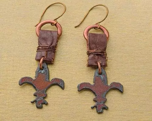 learen en koperen fleur de lis earrings