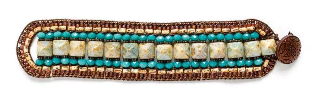 Finery Bracelety tal-Fargħun, minn Michelle Gowland. Żibeġ tal-piramida Ċeka u żibeġ taż-żerriegħa meħjuta mal-kording tal-ġilda biex jiffurmaw bracelet tal-ġilda