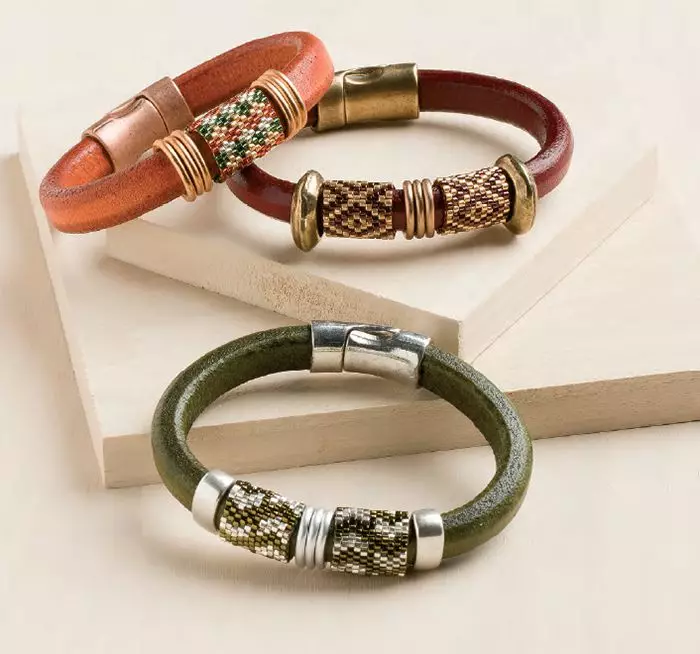 Boho Bangle, Pamela Kearns. Taba ea ho etsa mabenyane a letlalo. Cord e qetella e khomaretsoe ka har'a thapo ea ho fumana