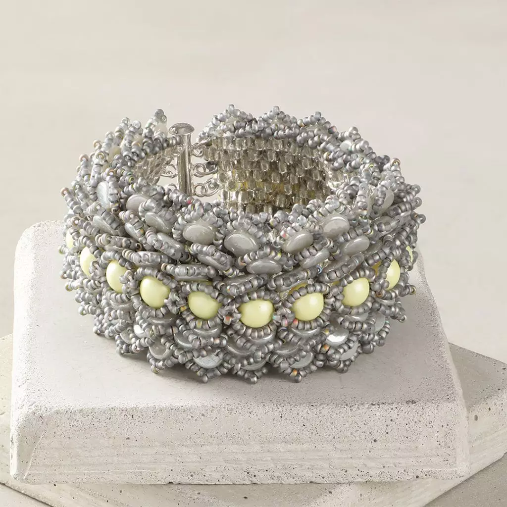 Chrysanthemum Cuff ku Ellie Hamlett beaded perhiasan cuff braelet