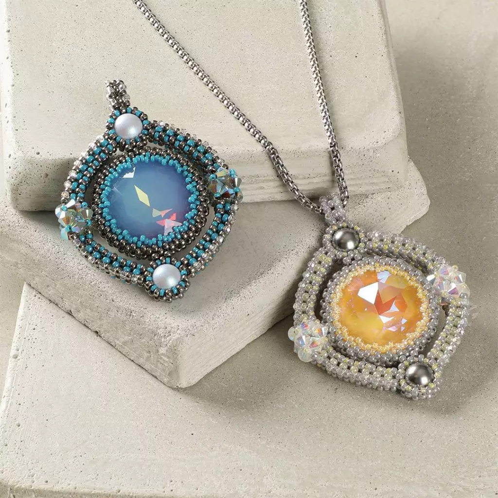 Pendant Galaxy ku pendants manik Carmelina Calabrese oranyeu sareng biru sareng pérak