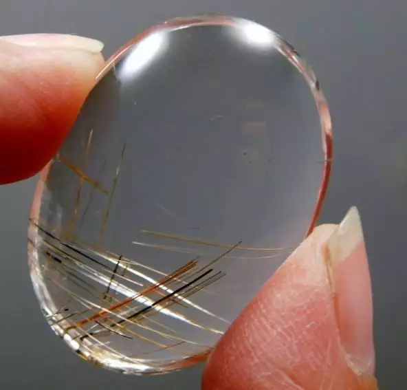 Rutile quartz munguva yakapfuura yanga iri chinhu chitsva. Asi fungidzira dombo iri rakaiswa mufuremu regoridhe. Painofamba, chiedza chinomhanya chichikwira nekudzika netsono dzegoridhe-sezvinoita kubvunda kumusana kwako. Mufananidzo nerubatsiro rweBarlows Gems.