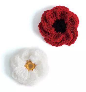 combat crochet: Hope Blooms nga gipakita sa Gardenia (puti ug dalag) ug Poppy (pula ug itom)