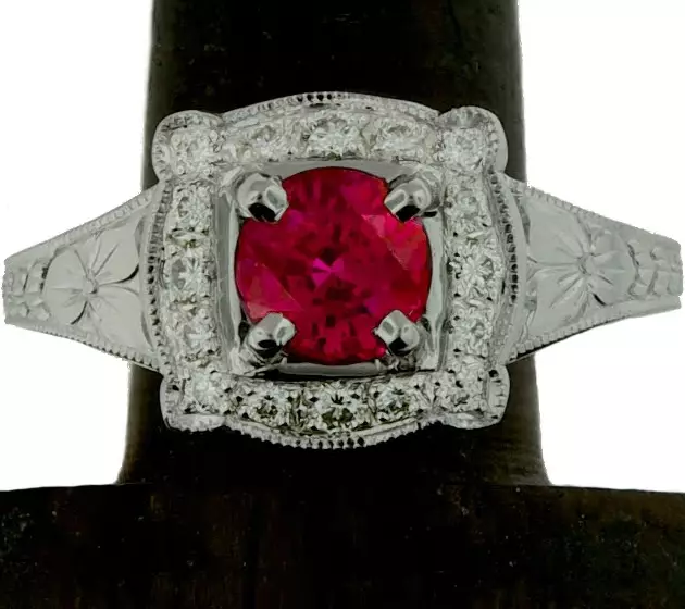 Gatavais rubīna gredzens, liets sudrabā; foto pieklājīgi Carlson Brothers Jewelry