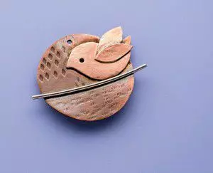 The Little Bird là một dự án trang sức bằng kim loại được tìm thấy trong sách điện tử Cách làm đồ trang sức bằng kim loại miễn phí của chúng tôi.