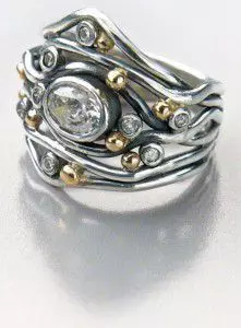 Lær hvordan du smelter sammen sølvtråd for å lage en steinmontert ring i denne gratis smykkeveiledningen.