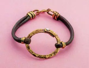 Alamin kung paano gumawa ng leather bracelet sa LIBRENG leather na paggawa ng alahas na eBook.