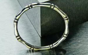 Ebből az exkluzív, INGYENES ezüstműves technikákról szóló e-könyvből megtudhatja, hogyan készíthet ezüstgyűrűket.