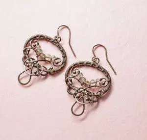 The Style and Grace ke projeke ea ho roala masale e fumanehang ho rona mahala How to Make Earrings at Home eBook.