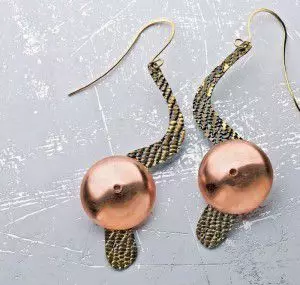 „The Wear Them Tonight Earrings“ – tai papuošalų kūrimo projektas, kurį rasite mūsų nemokamoje el. knygoje „Kaip pasigaminti auskarus namuose“.