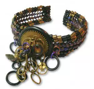 Opi tekemään steampunk-koruja, kuten tätä helmillä koristeltua steampunk-mansettia, ilmaisesta e-kirjastamme.