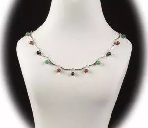 Apprenez à faire un collier de perles dans notre guide GRATUIT sur les projets de bijoux vintage.