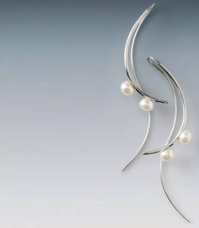 Apprenez à faire des boucles d'oreilles de mariée avec des perles et du fil dans cet eBook GRATUIT sur les projets de bijoux de mariée faits à la main et d'autres idées de bijoux de mariage.