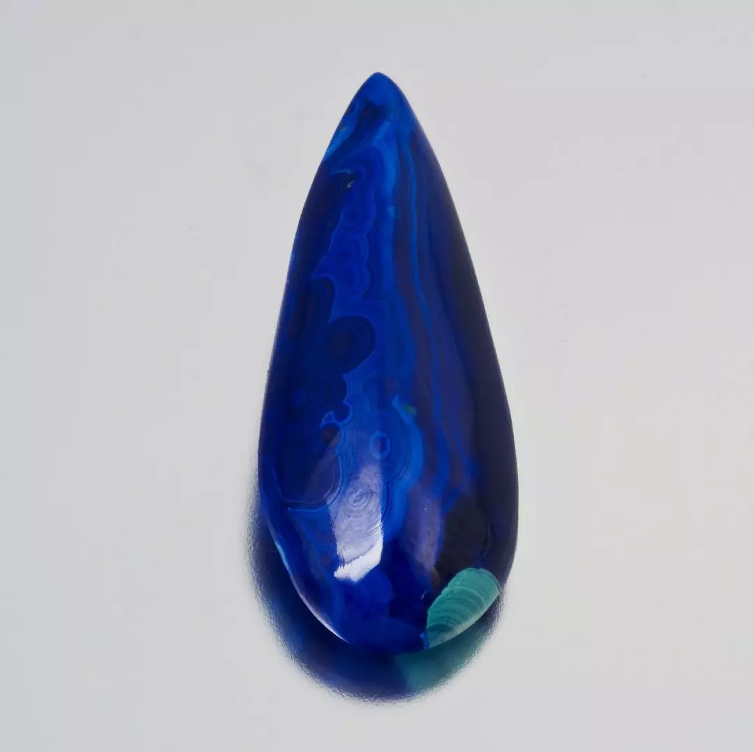 gemstones: Ang Azurite sa iyang kaugalingon usa ka makapahinganghang asul. Bisan dinhi, ang usa ka gamay nga tulbok sa malachite nagdugang usa ka lugar nga interes. Litrato nga si Mia Dixon, sa maayong kabubut-on sa Pala International.