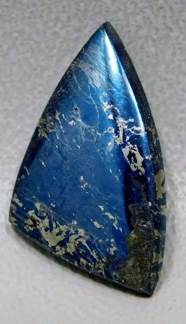 gemas: Esta é a covelita, um sulfeto de cobre muito macio com uma cor de metal / azul índigo. Que conversa inicial! Foto cedida por Barlow’s Gems.