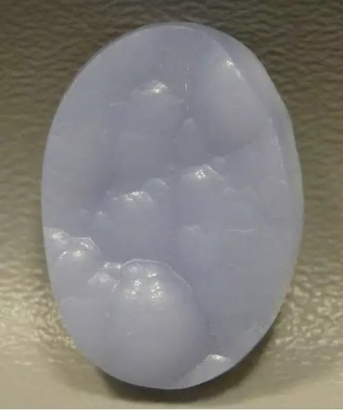 pietre preziose: Il calcedonio blu può essere un sottile blu lavanda. Qui la superficie botryoidale (a grappolo) di questa pietra è stata lasciata per interesse materico. Foto per gentile concessione di Barlow's Gems.