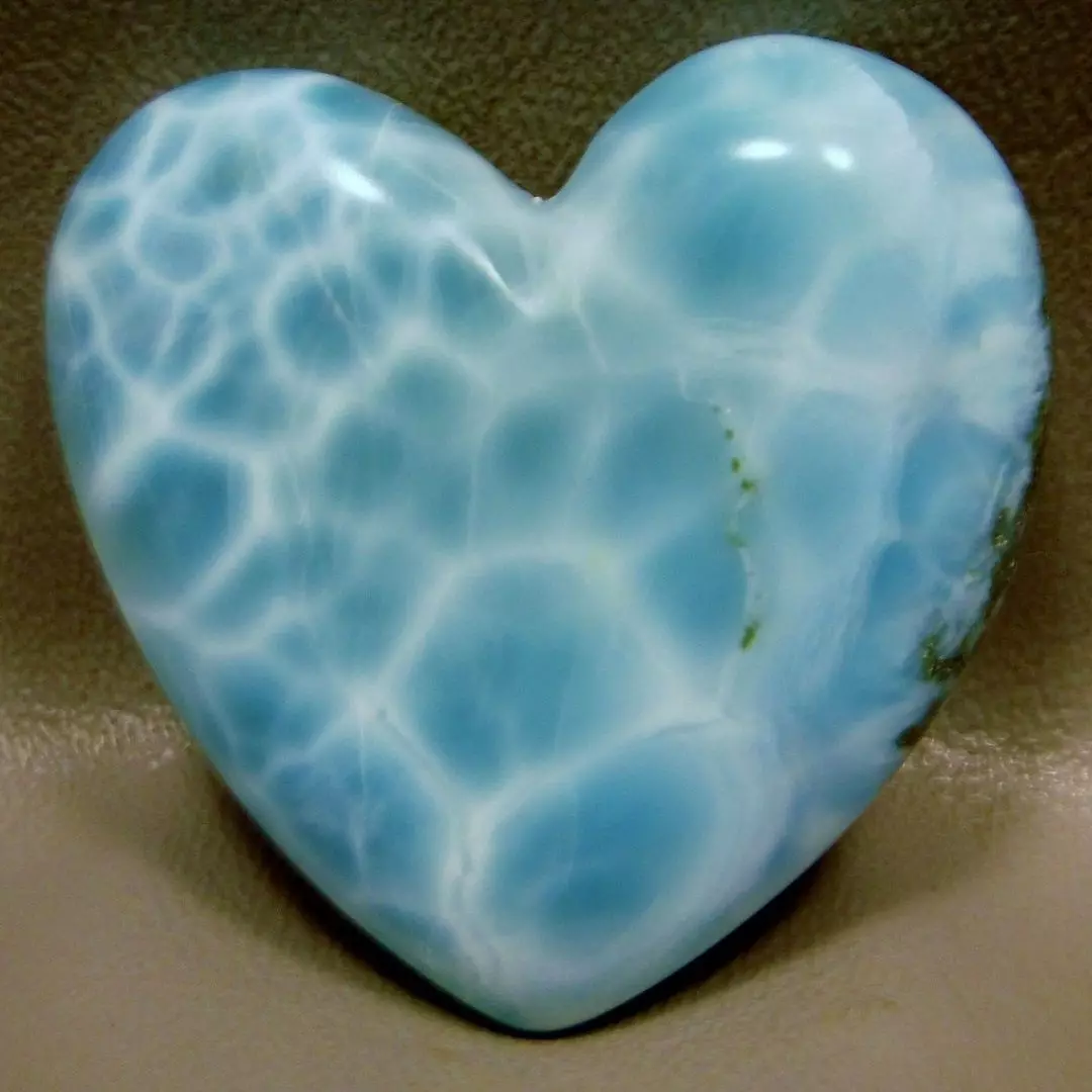 Gemstones: Larimar, tsuas yog los ntawm Dominican koom pheej, yog ntau yam pectolite uas feem ntau lub teeb xiav mottled nrog dawb. Diam duab courtesy Barlow's Gems.