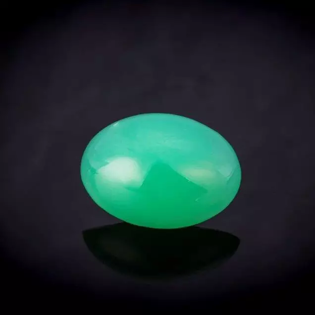 Hierdie chrysopraas van 11,97 karaat van Tanzanië is heerlik van kleur. Wie het jade nodig? Foto Mia Dixon, met vergunning Pala International.